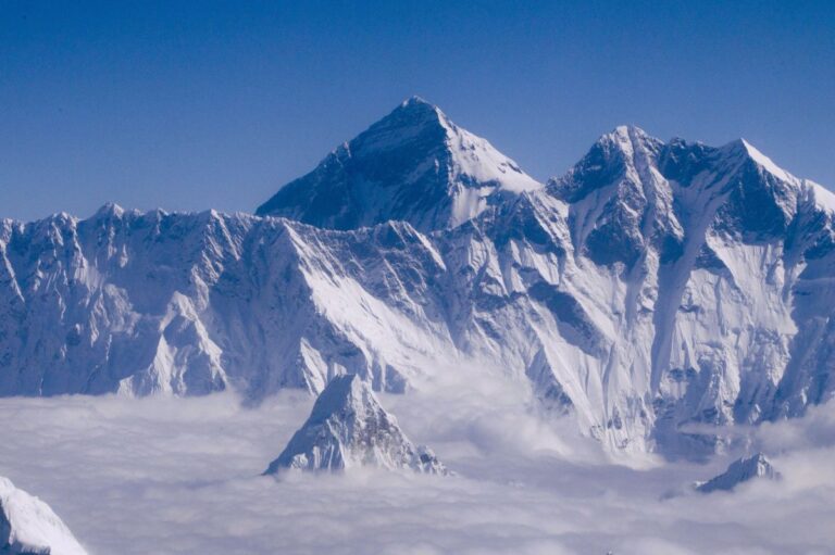 Hundreds stranded on Mount Everest due to blizzard